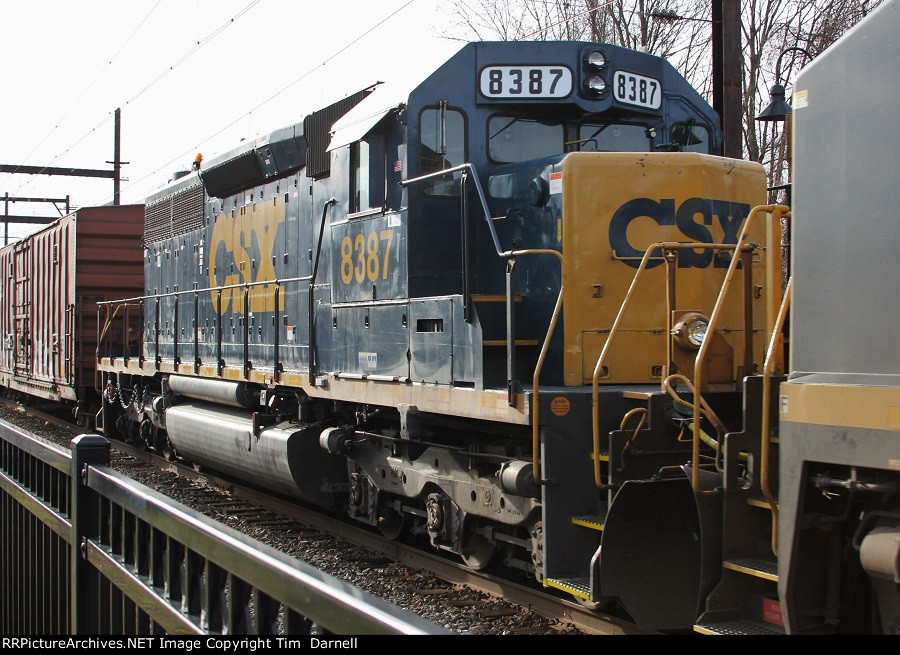 CSX 8387 brings up the rear on Q404